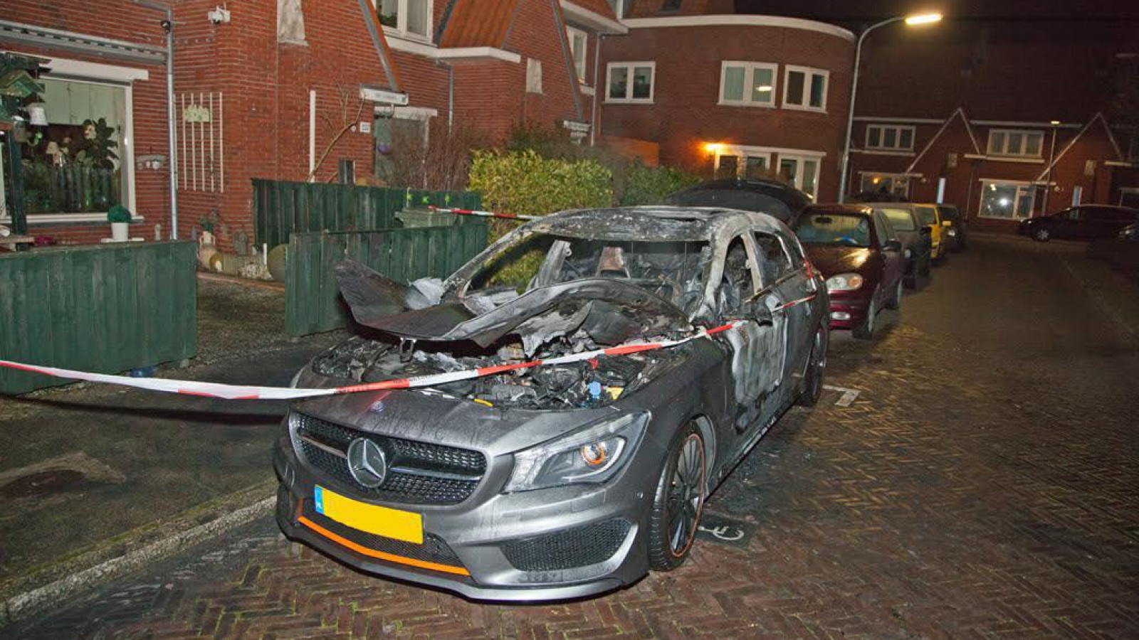 Dure Mercedes door brand verwoest in Haarlem - NH Nieuws