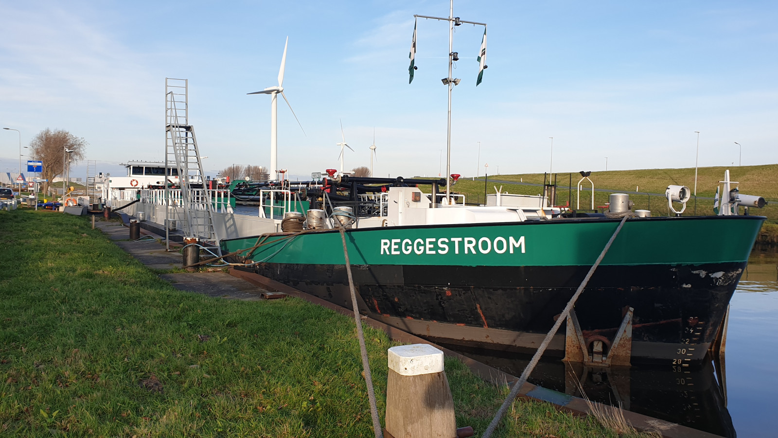 Tanker met gasolie vastgelopen in vaargeul Waddenzee - NH Nieuws