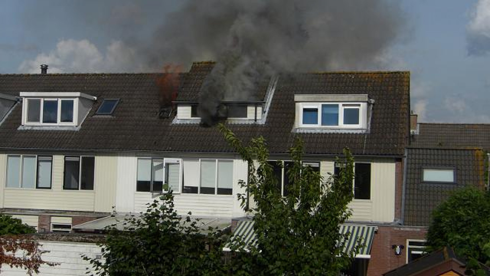 Uitslaande woningbrand in Huizen - NH Nieuws