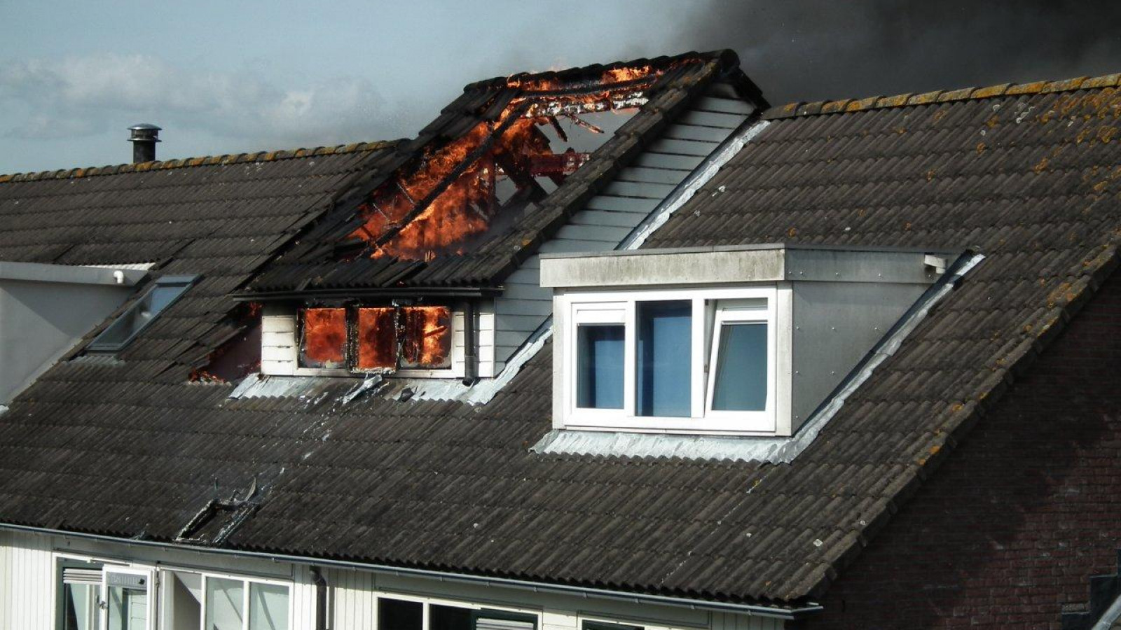 Uitslaande woningbrand in Huizen - NH Nieuws