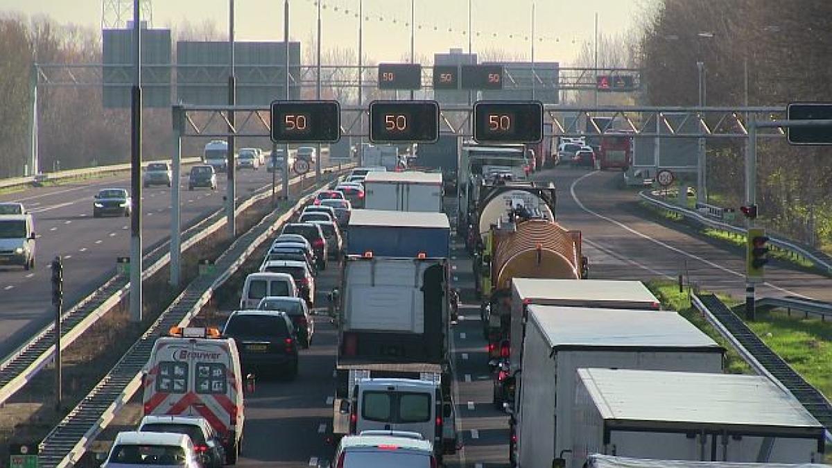 Vertraging na ongeluk op A9 neemt af - NH Nieuws
