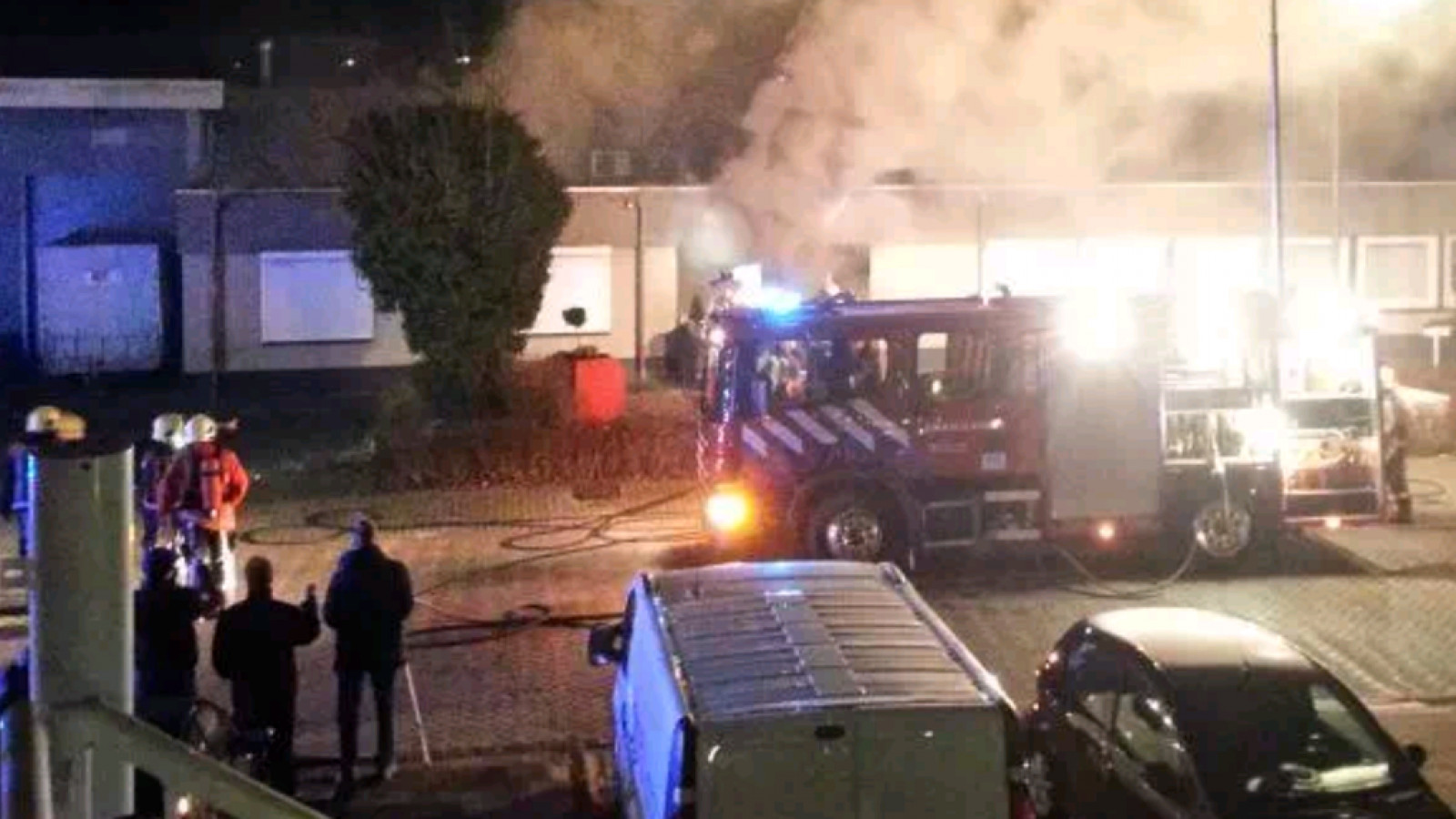 Grote brand verwoest bedrijfspand in Volendam [video update] - NH Nieuws