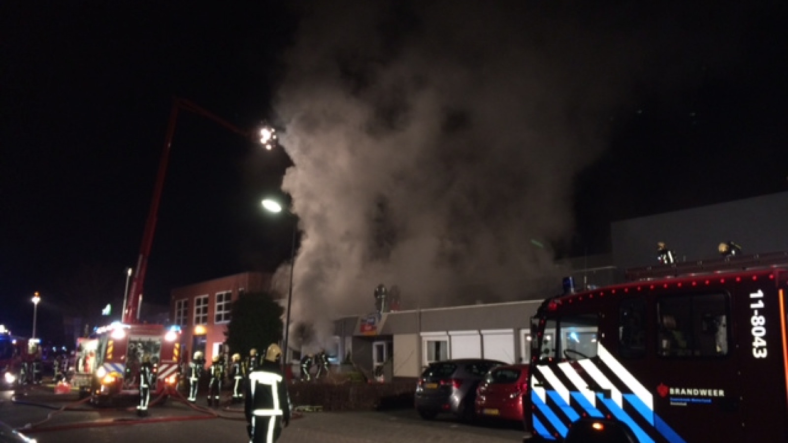 Grote brand verwoest bedrijfspand in Volendam [video update] - NH Nieuws