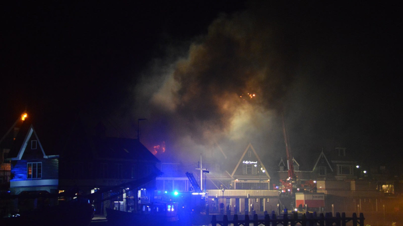 Zeer grote brand in Volendam onder controle - NH Nieuws