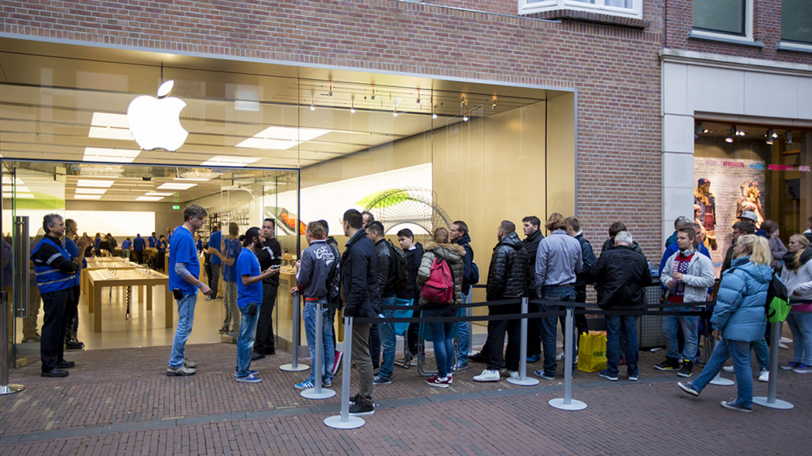 Ook Haarlem in rij voor nieuwe iPhone - NH Nieuws