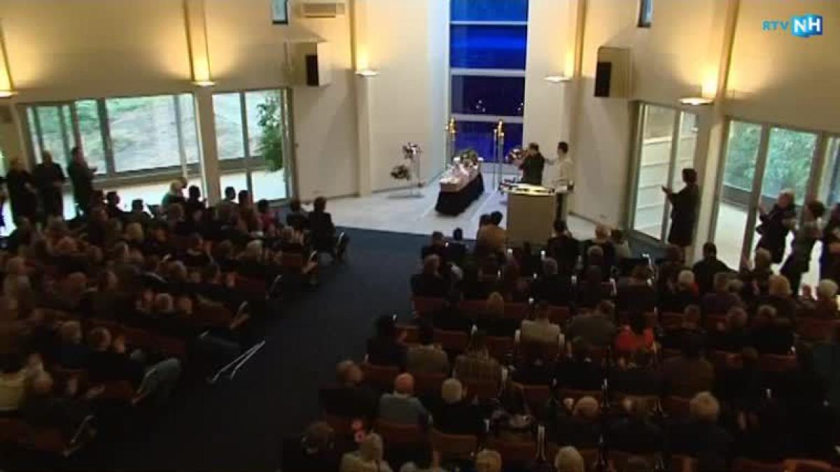 Veel belangstelling voor uitvaart slachtoffer brugdrama Zaandam - NH Nieuws Veel belangstelling voor uitvaart slachtoffer brugdrama Zaandam - NH Nieuws