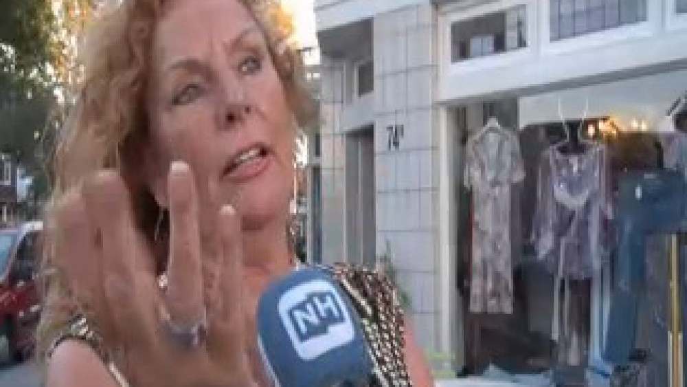 Vrouw spuit 'rennende rukker' nat met tuinslang: "Hij pakte zijn leuter ...