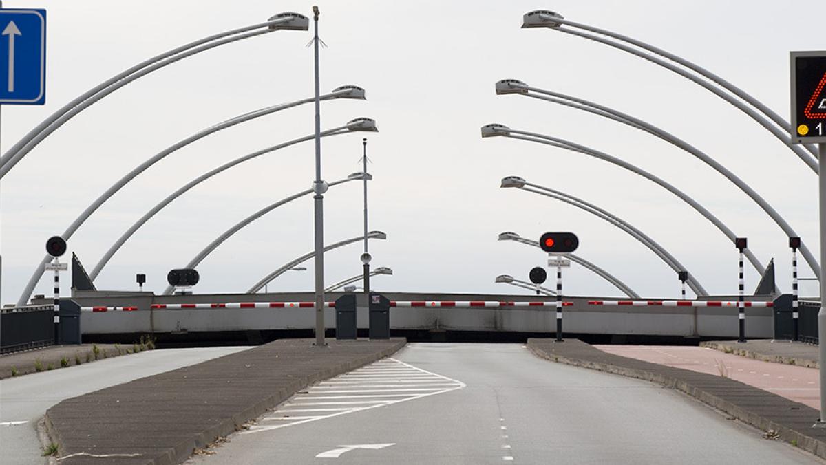 Schoterbrug kapot, geen verkeer over en onder de brug mogelijk (update ...
