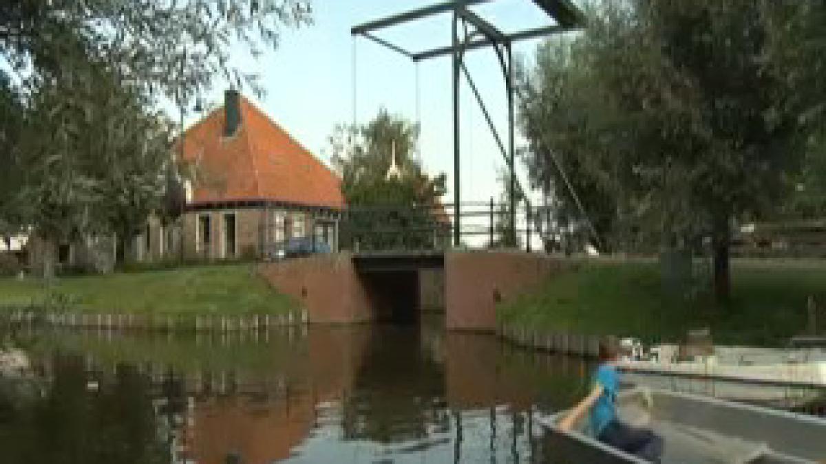 Inwoners Grootschermer hebben na jarenlange strijd hun wipbrug terug ...