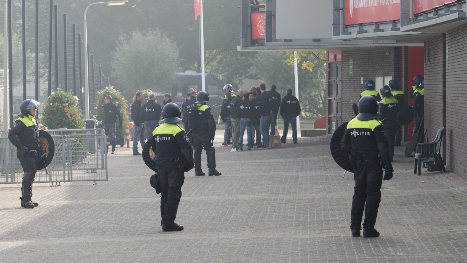 Zeker 100 Ajax-relschoppers opgepakt bij ArenA - NH Nieuws