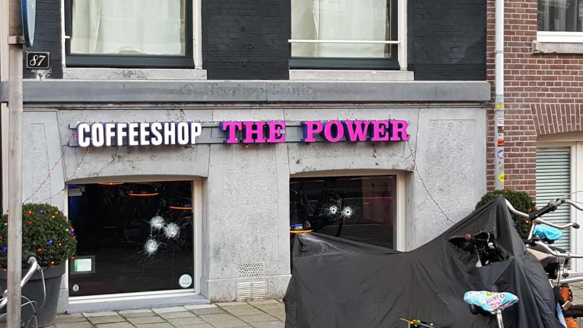 Amsterdamse coffeeshop onder vuur genomen: 'Zeker vijf schoten gehoord'