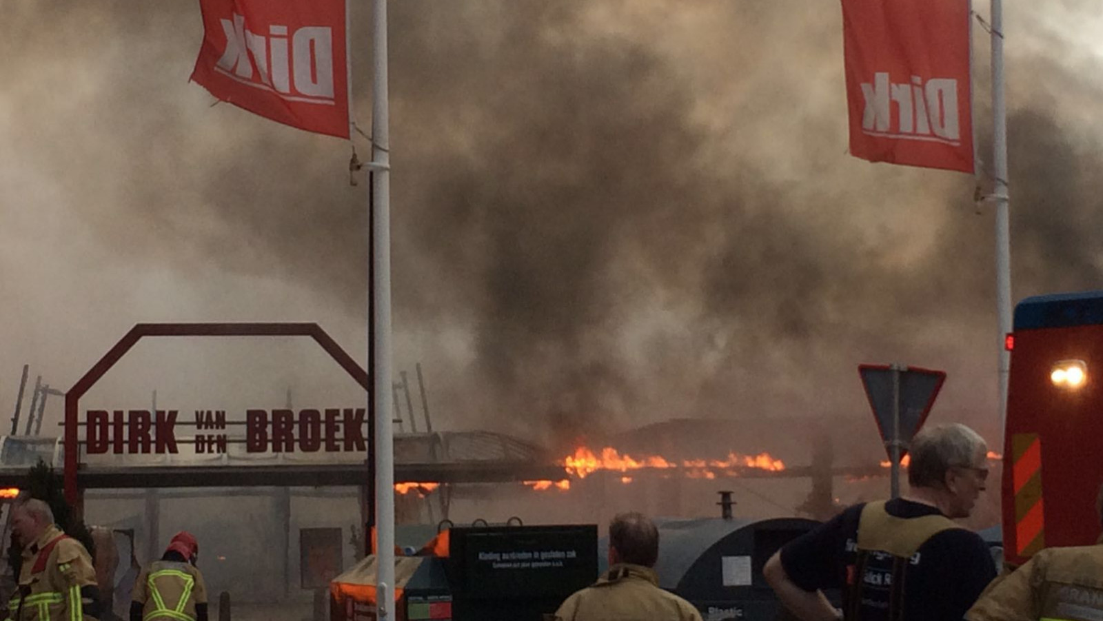 Grote uitslaande brand in supermarkt Volendam: veel rookoverlast in ...