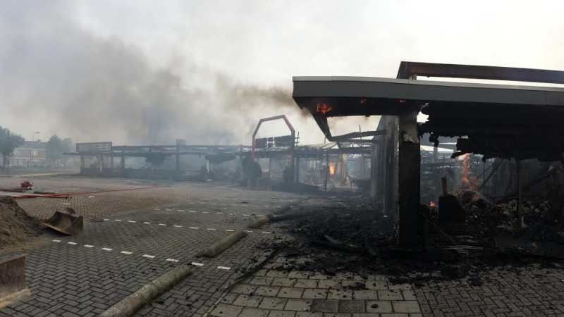 Volendamse supermarkt volledig uitgebrand: "Een heel triest gezicht ...