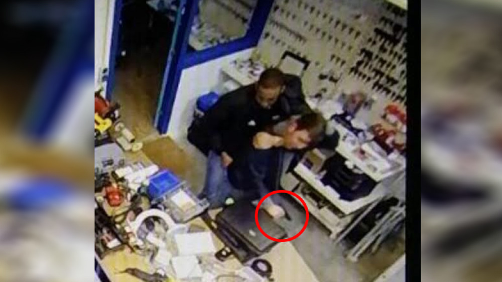 Overval ontaardt in wild gevecht om pistool: ‘Ik heb hem met een ...