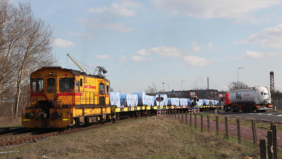 Kinderen springen op rijdende Tata-trein: "Dit is gewoon bezopen" - NH ...