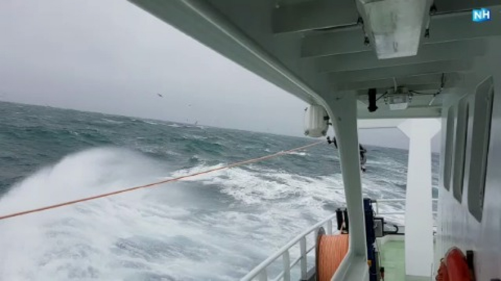 VIDEO: Huiveringwekkende beelden van wiegende schepen op zee in de ...