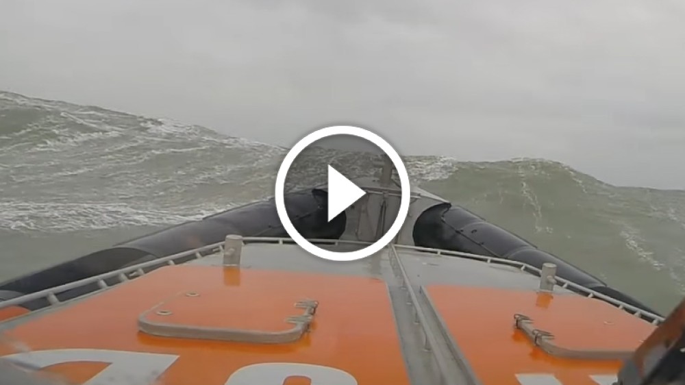 VIDEO: KNRM trotseert storm op zee - NH Nieuws