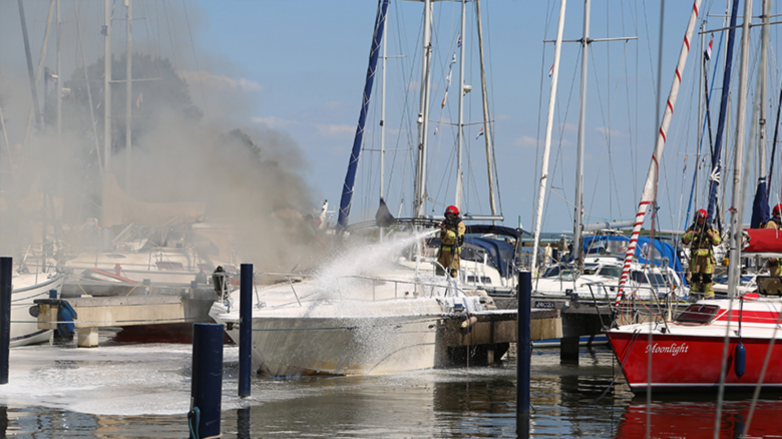 Brand op jacht in haven Volendam na explosie: een gewonde naar ... Brand op jacht in haven Volendam na explosie: een gewonde naar ...