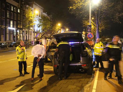 Politieauto rijdt Range Rover klem na aanrijding in Amsterdam - NH Nieuws