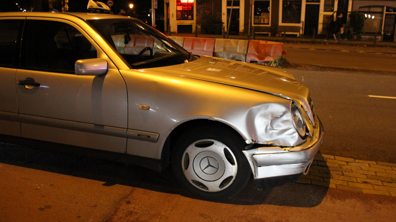 Politieauto rijdt Range Rover klem na aanrijding in Amsterdam - NH Nieuws