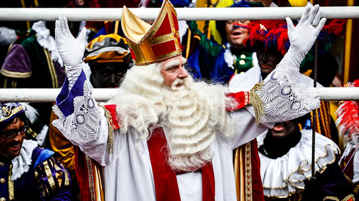 Terugkijken: Spectaculaire intocht van Sinterklaas in Volendam - NH Nieuws