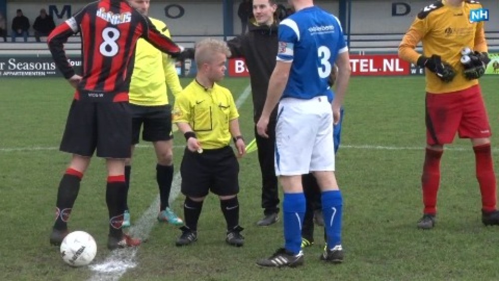 Lilliputter fluit voetbalwedstrijd: "Lekker voetballen en niet janken ...