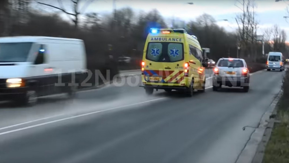 VIDEO: Automobilist snijdt ambulance met zwaailicht en sirene af - NH ... VIDEO: Automobilist snijdt ambulance met zwaailicht en sirene af - NH ...