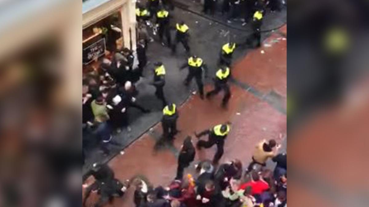 ME in actie tegen Engelse supporters: straten in centrum Amsterdam ...