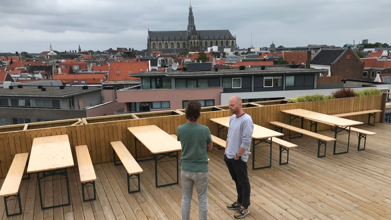 Haarlemse Dennis ziet droom uitkomen: kasrestaurant geopend op ...