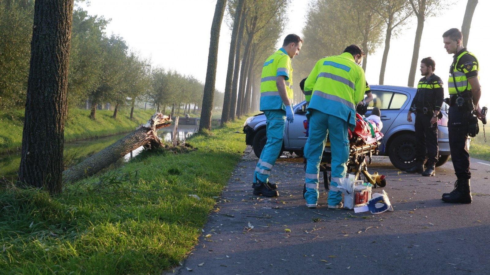 Automobiliste gewond na botsing op boom in Opmeer - NH Nieuws Automobiliste gewond na botsing op boom in Opmeer - NH Nieuws