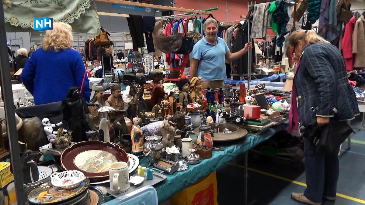 Snuffelmarkt trekt tal van verzamelaars naar Hilversumse Dudok Arena ...