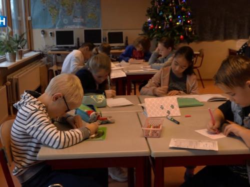 Kinderen schrijven kerstkaarten voor eenzame ouderen: ''Zo krijgen zij ... Kinderen schrijven kerstkaarten voor eenzame ouderen: ''Zo krijgen zij ...