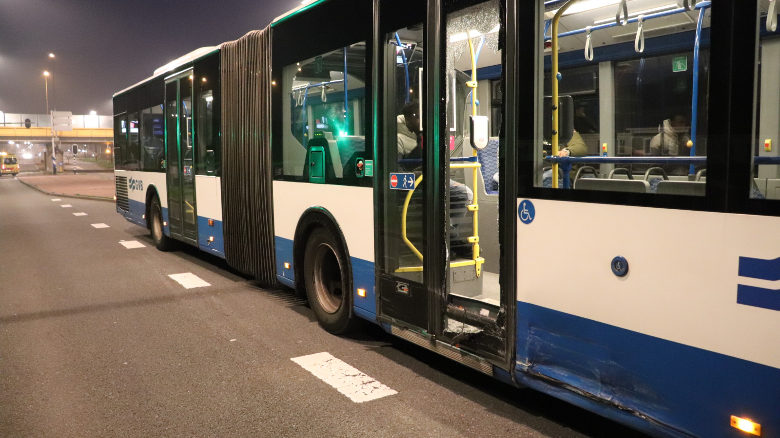 Automobilist vlucht na aanrijding met bus in Amsterdam - NH Nieuws Automobilist vlucht na aanrijding met bus in Amsterdam - NH Nieuws
