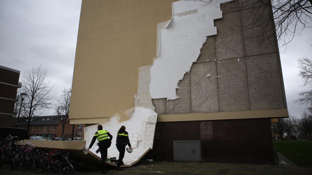 Storm raast over Haarlem: zijkant flat waait los, boom valt om - NH Nieuws