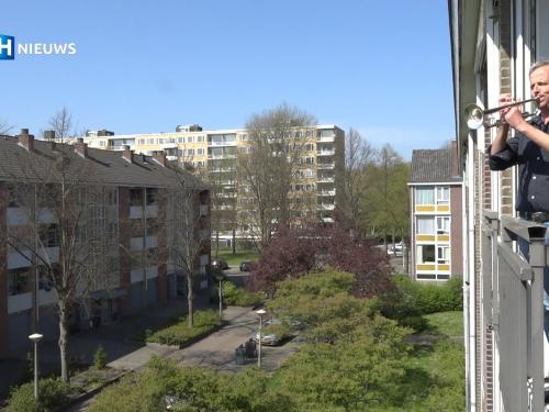 Gerard oefent met zijn trompet-leerlingen de 'Taptoe' voor op 4 mei ... Gerard oefent met zijn trompet-leerlingen de 'Taptoe' voor op 4 mei ...