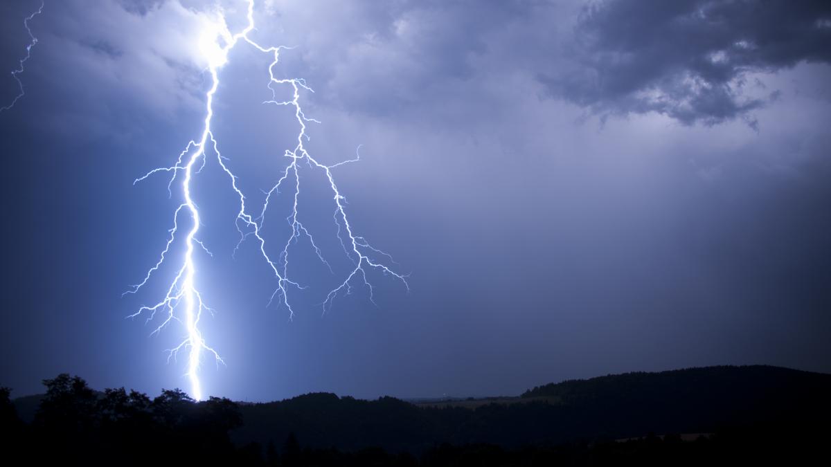 Onweer maakt schade in de provincie: hoe kiest de bliksem zijn ...