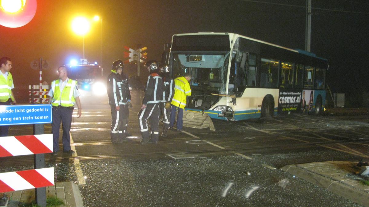 Gewonden bij botsing trein en bus in Halfweg - NH Nieuws