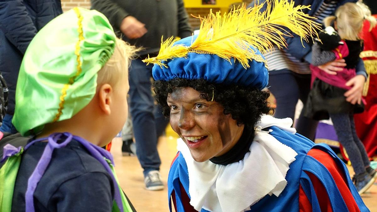 Van Zaandam tot Marken: Sinterklaas en zijn pieten krijgen het ... Van Zaandam tot Marken: Sinterklaas en zijn pieten krijgen het ...