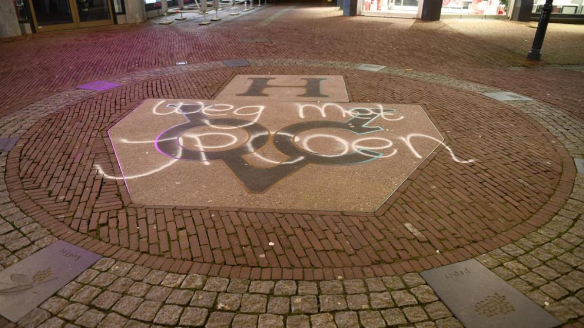 Opnieuw protest tegen J.P. Coen-beeld in Hoorn: leuzen aangebracht op ...
