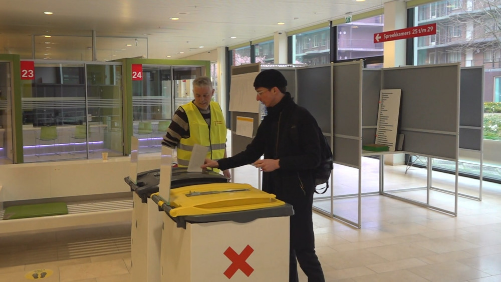 Kiezers naar de stembus op dag twee van de verkiezingen: Kiezers naar de stembus op dag twee van de verkiezingen:
