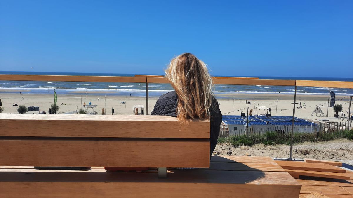 Leuning bij nieuwe bankjes beperkt uitzicht op zee: "Ze hebben de plank ...