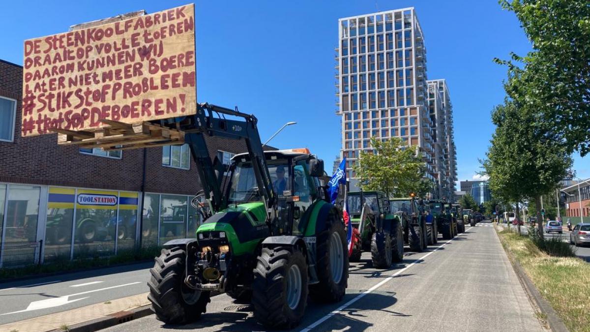 Tractoren op de weg: in 'langzaam protest' rijden de boeren Amsterdam ...
