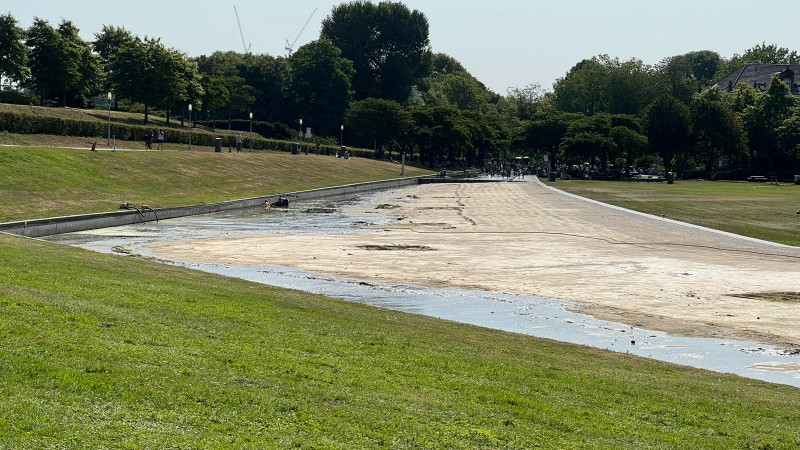 Lege vijver in Westerpark en werkzaamheden bij Sloterstrand: afkoelen ...