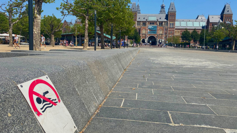 Lege vijver in Westerpark en werkzaamheden bij Sloterstrand: afkoelen ...