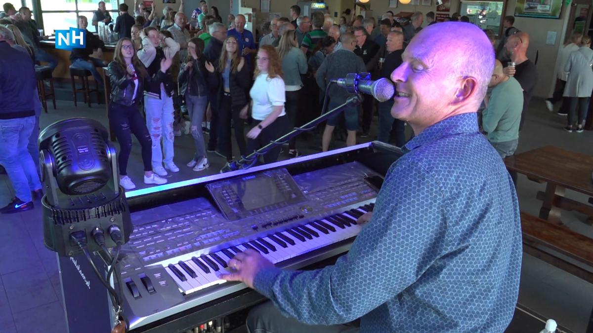 Feestmuzikant en 'held van de derde helft' Paul Vlaar beroemdheid in ...