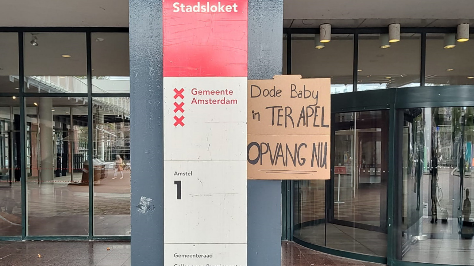 Slapend protest bij Stopera vanwege crisis Ter Apel: "Ik realiseerde me ...