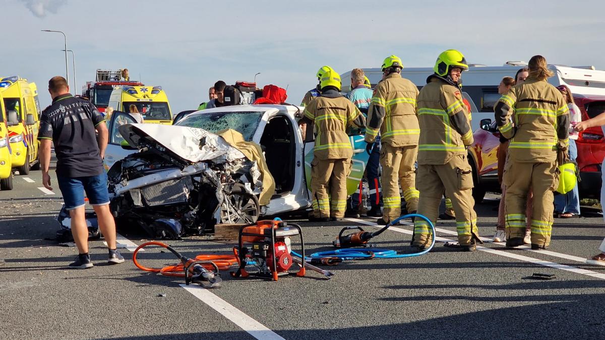 Twee vrouwen zwaargewond na crash op N9, bestuurder (19) mogelijk op ...