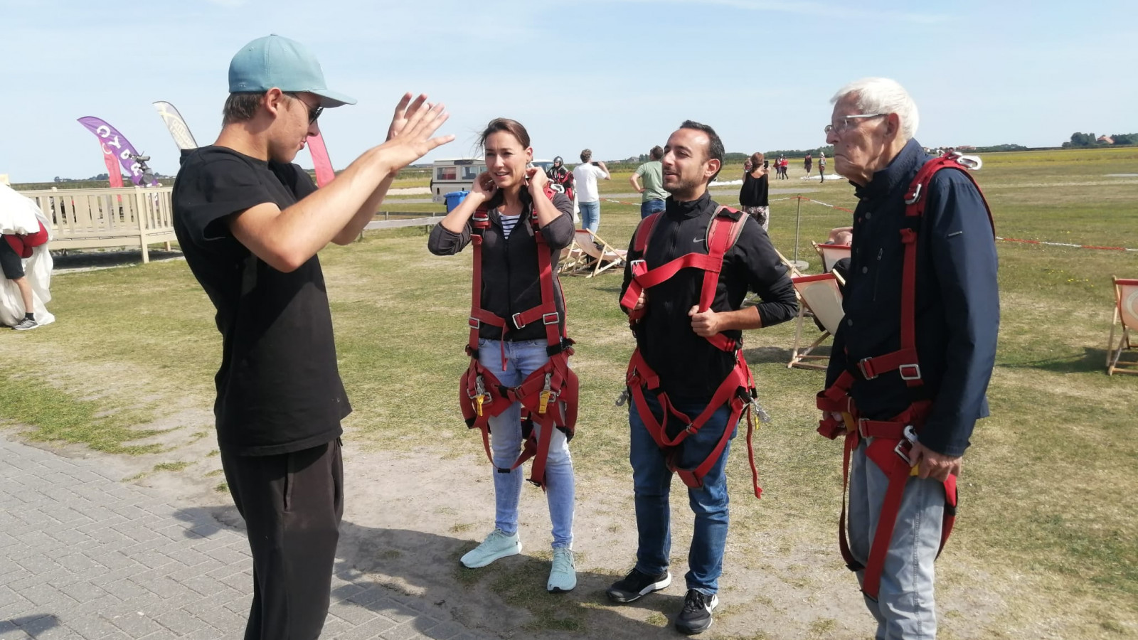 Op 92-jarige leeftijd parachutespringen: springopa Ed leeft zijn tweede ...