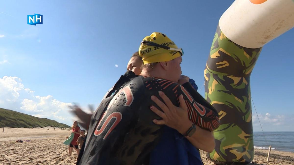 Emma (17) maakt indruk bij zwemtocht Texel-Den Helder: "Het was knokken" - NH Nieuws