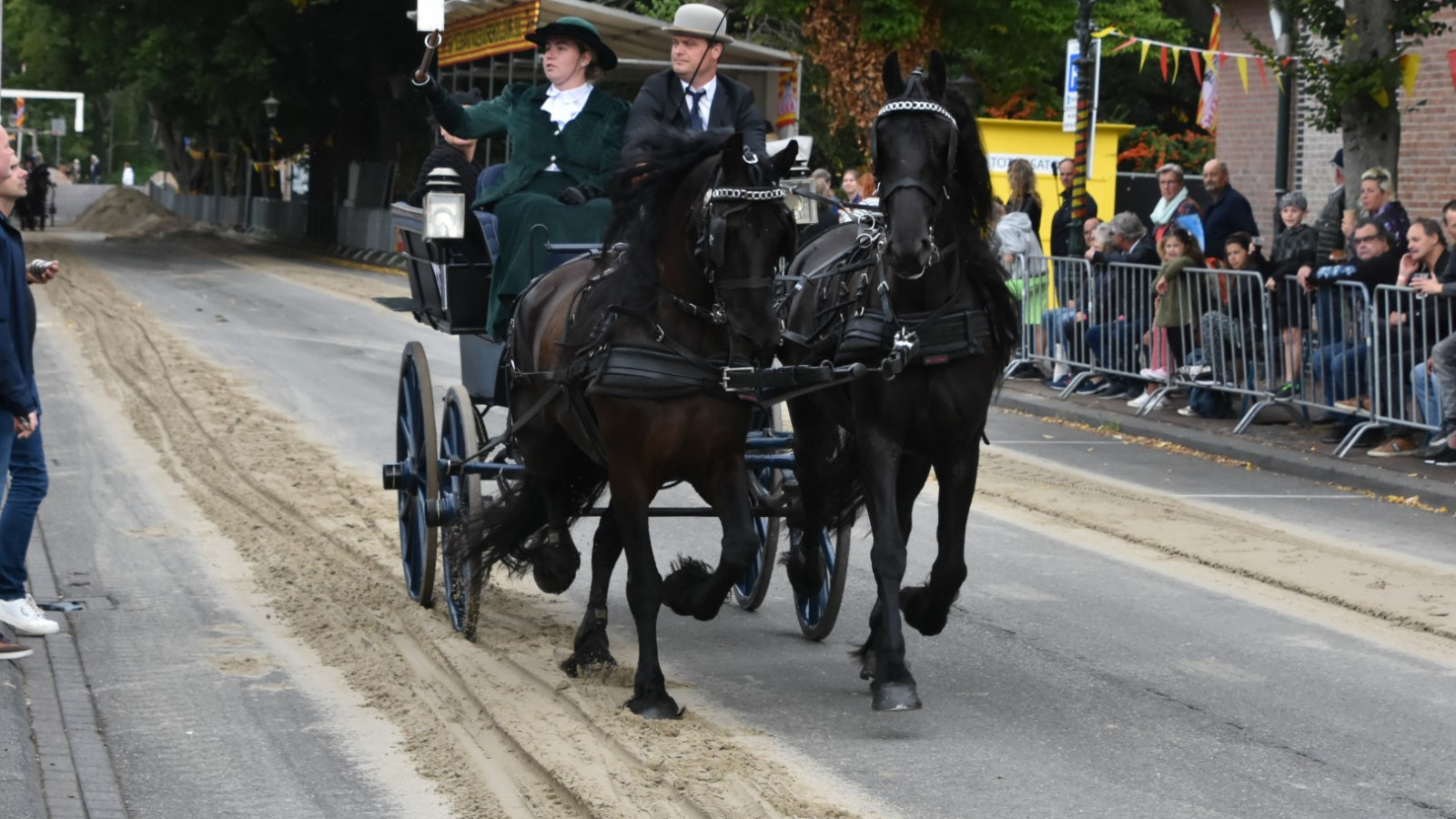 Eeuwenoude volksvermaak ringsteken nog altijd populair in Enkhuizen ...